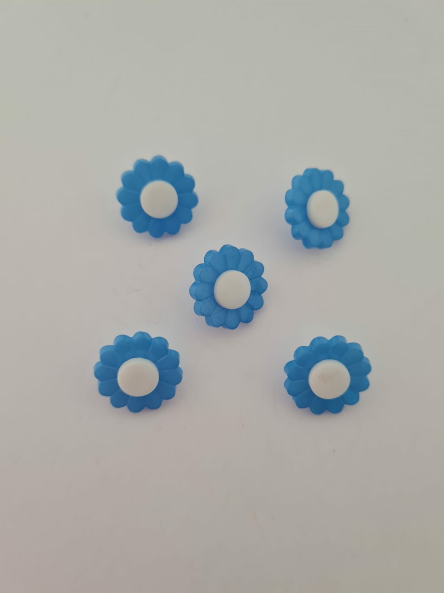 5 blue and white flower shaped resin shank buttons 15 mm ⋆ Spend With ...