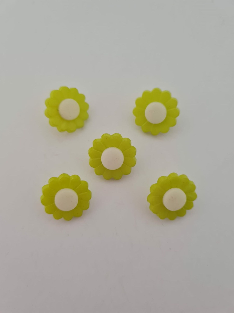 5 green and white flower shaped resin shank buttons 15 mm ⋆ Spend With ...