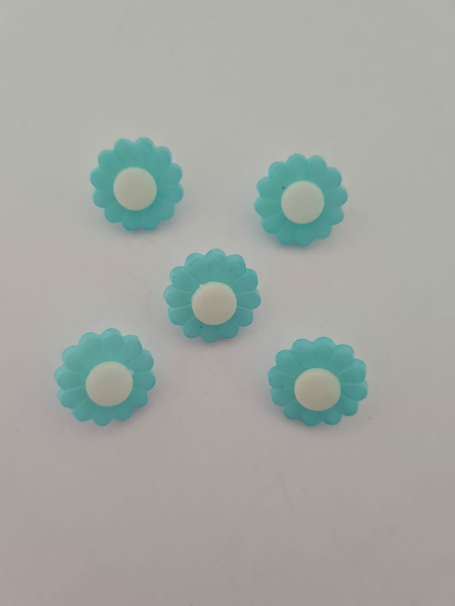 5 light blue and white flower shaped resin shank buttons 15 mm ⋆ Spend ...